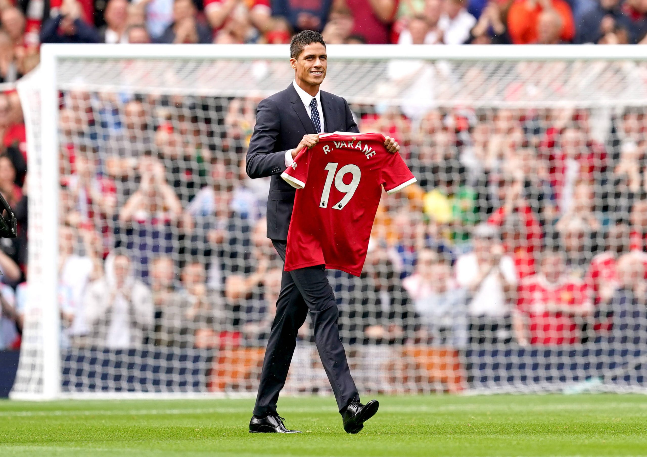 Raphaël Varane unveiled to Manchester United fans as Paul Pogba shines ...