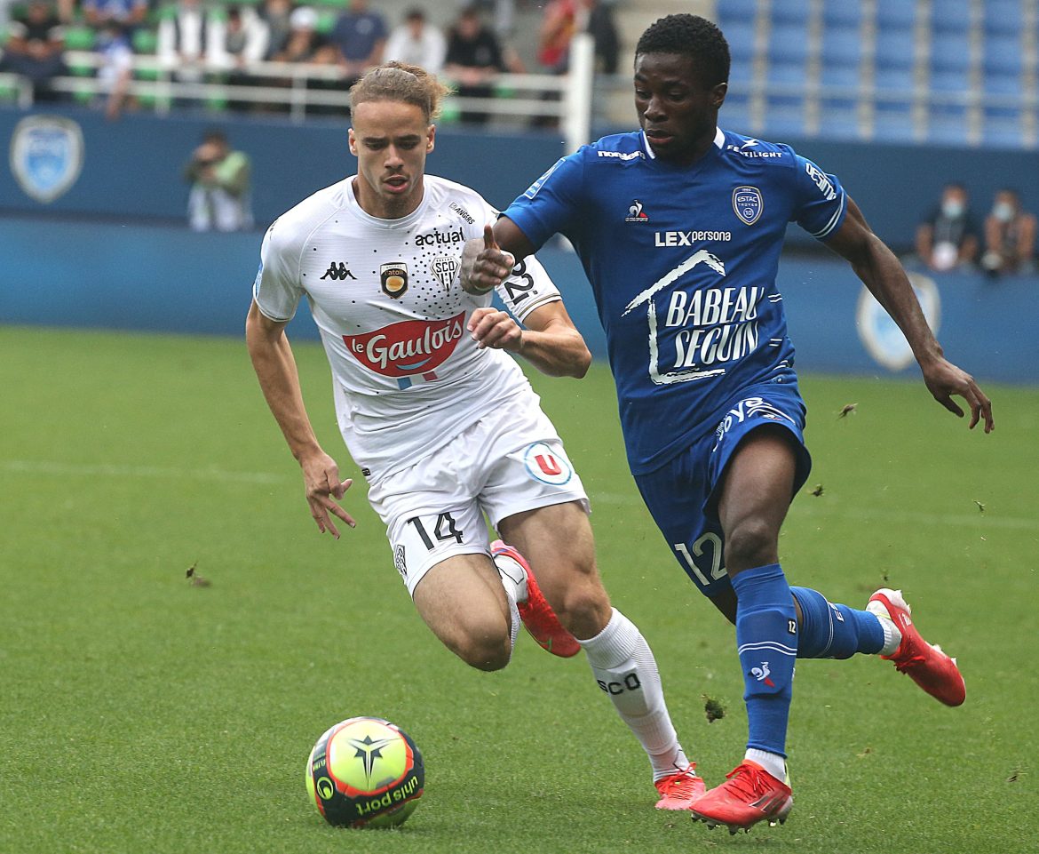 Troyes' English striker Levi Lumeka has driving licence confiscated ...